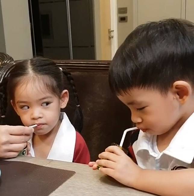 UndubZapp | ซีนนี้ขำไม่ไหวแล้ว!! 8 ลูกดารามองแรง ตาดำจะหายเข้าไปแล้วลูก