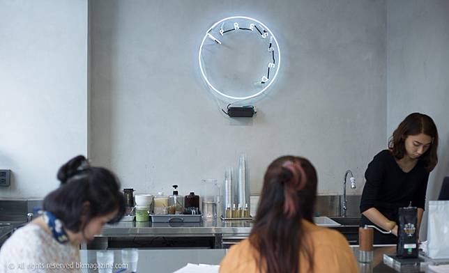 Pressed Caf" บาร์กาแฟสีเทาขวัญใจสายมินิมอลลิสต์ย่านพระราม 9