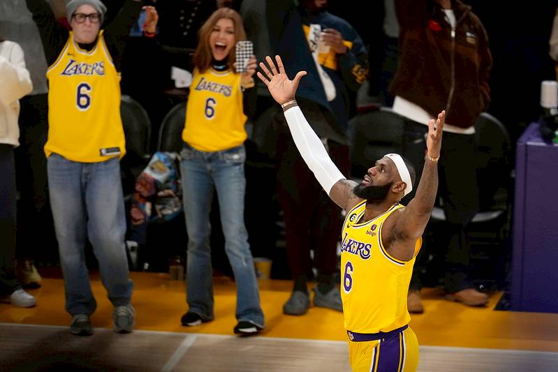 沒有預先設想破紀錄動作 LeBron：該怎麼打就怎麼打 | TSNA | LINE TODAY