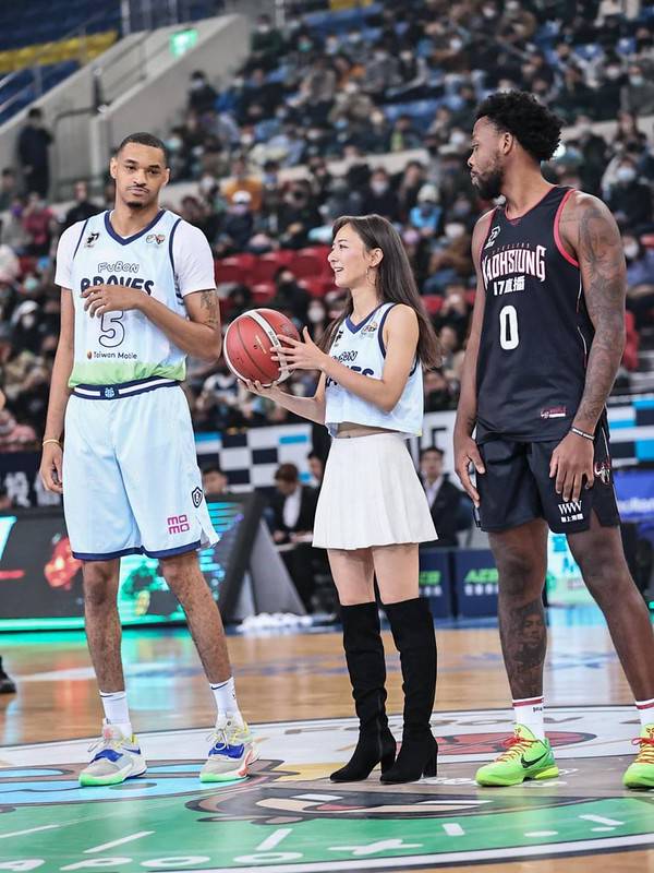 「NBA最美女記者」來啦！ 宮河麻耶最期待看林志傑 | TSNA | LINE TODAY