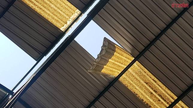 ระวังมันเก่าแล้ว! เพื่อนช็อกเตือนช่างเดินรื้อหลังคาโกดัง สุดท้ายร่วงละลิ่วคอหัก | Khaosod | LINE ...