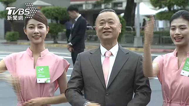 國慶花絮 禮賓人員忙擦濕椅邰智源也來了 | TVBS | LINE TODAY