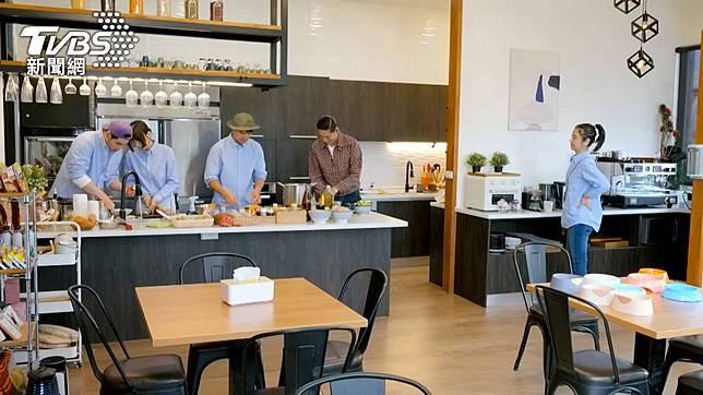 《光開門就很忙了》AKIRA現身 林心如自薦結親家「不介意姊弟戀」 | TVBS | LINE TODAY