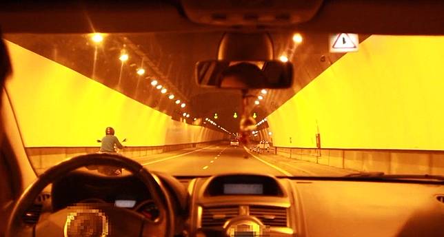 紐約女毒駕上路逆向「故意撞警」 被捕竟嗆：給他一個教訓 | 鏡新聞 | LINE TODAY