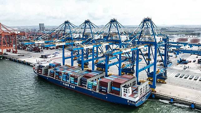 China's waterway freight volume up 9 pct in first 11 months of 2023 ...