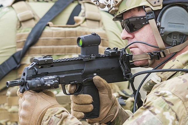 【有片】立陶宛宣布採購德製MP7衝鋒槍 簽署價值5700萬合約 | 上報 | LINE TODAY