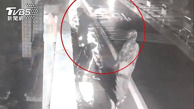 揪友翻牆闖宅偷庭院 暗夜聲響驚醒住戶 | TVBS | LINE TODAY