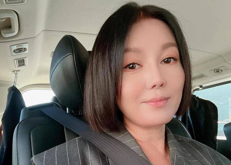 苗可麗曬鑽戒甜喊「牽起一雙手」 經紀人回應了 | 鏡週刊 | LINE TODAY