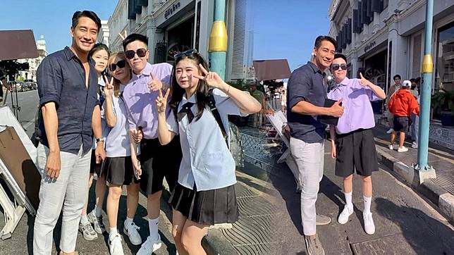 เที่ยวไทยเทรนด์ใหม่ วัยรุ่นจีนฮิต สวมชุดนักเรียนไทย เจอดาราดัง!? | Khaosod | LINE TODAY