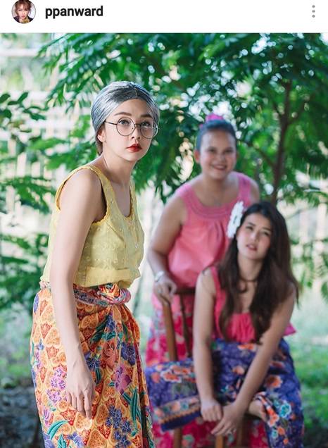 TrueID Entertainment | น่ารัก! เป้ย แปลงกายเป็นคุณยาย เลี้ยงส่งเพื่อนไปเมืองนอกธีมอย่างเก๋! (มีคลิป)