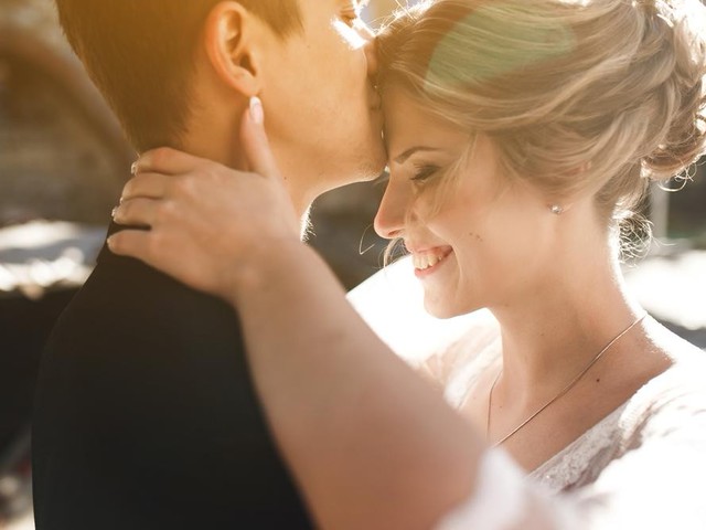 キスはNG？人前の「恋人との触れ合い」どこまでOK？（ananweb）