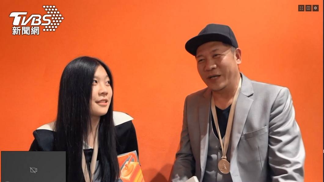 視訊訪問！蕭青陽偕女兒奪葛萊美獎 跳躍領獎曝奪獎密語 | TVBS | LINE TODAY