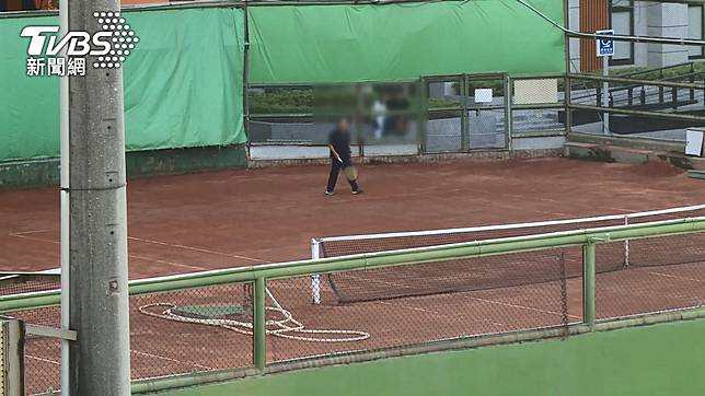 緊鄰學校網球場！天天飛來「橫球」 車子、雨遮被砸鄰居怨 | TVBS | LINE TODAY