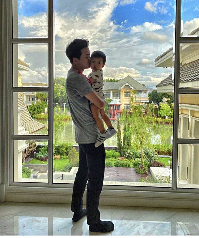 "เชน ธนา" ควงภรรยา ทำบุญขึ้นบ้านใหม่-พร้อมย้ายเข้าอยู่ คฤหาสน์หรู 200 ล้าน" " | Khaosod | LINE TODAY