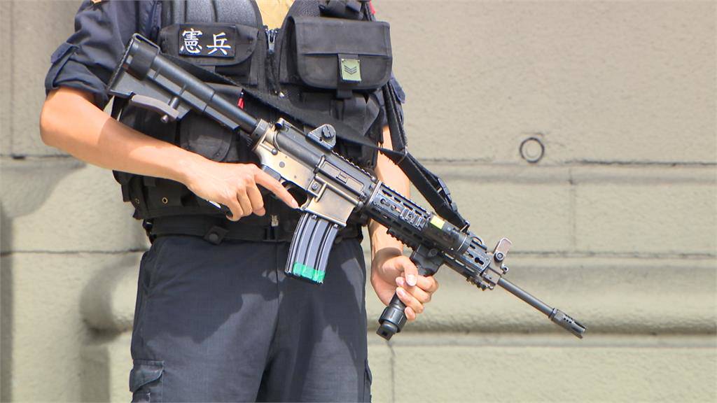 府憲兵武裝升級！7月起值勤步槍裝「內紅點」 | 民視新聞網 | LINE TODAY