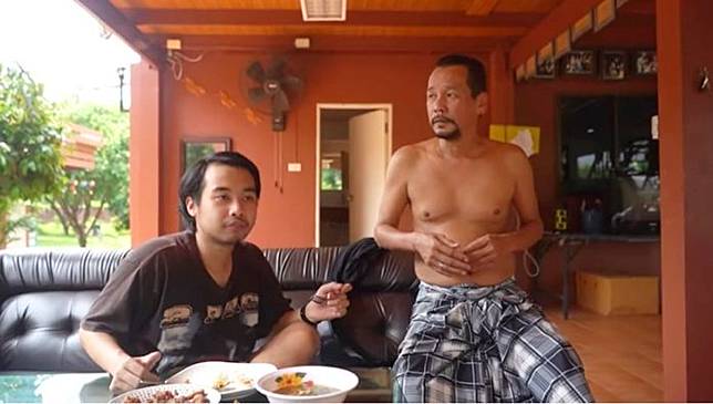 ลูกยังแซวนึกว่าคนสวน เท่ง เปิดบ้านนครนายก ขยันเก็บผลไม้ขายตลาด | Khaosod | LINE TODAY