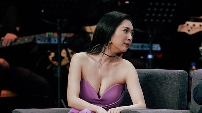 Albee險走光！低胸禮服掉出超巨豐滿 下滑急拉全被拍 | TVBS | LINE TODAY