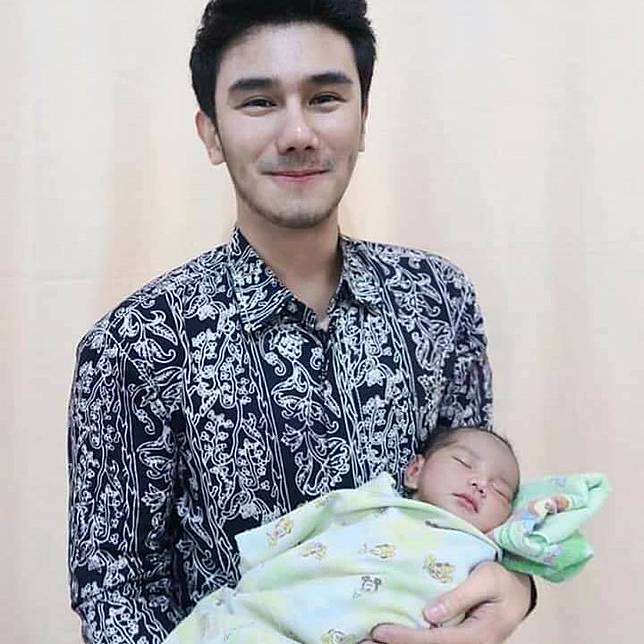 Bayi Ganteng Viral, Dokter Tampan yang Dibilang Ayahnya Ini Malah ... Bayi Ganteng Viral, Dokter Tampan yang Dibilang Ayahnya Ini Malah ...