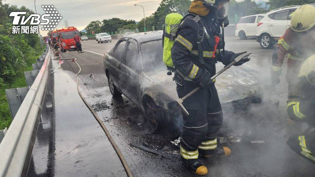 國3龍潭段火燒車「半小時成廢鐵」 6旬翁見異狀逃死劫 | TVBS | LINE TODAY