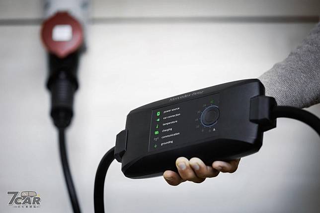 支援遠端控制與無線更新 Mercedes-Benz 發表全新 Flexible Charging System Pro 電動車旅行充電器 | 小七車觀點 | LINE TODAY