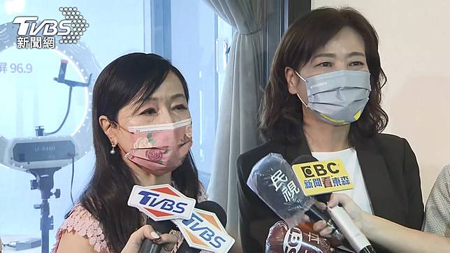 尷尬？周玉蔻開地圖砲 沈慧虹站20分狂按筆 | TVBS | LINE TODAY