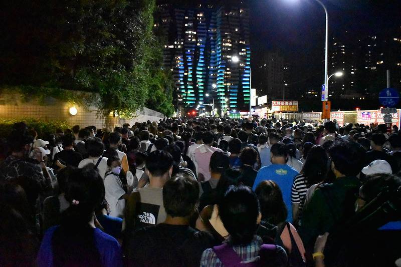 淡水煙火3萬人湧漁人碼頭 散場輕軌班班爆滿 | 中央通訊社 | LINE TODAY