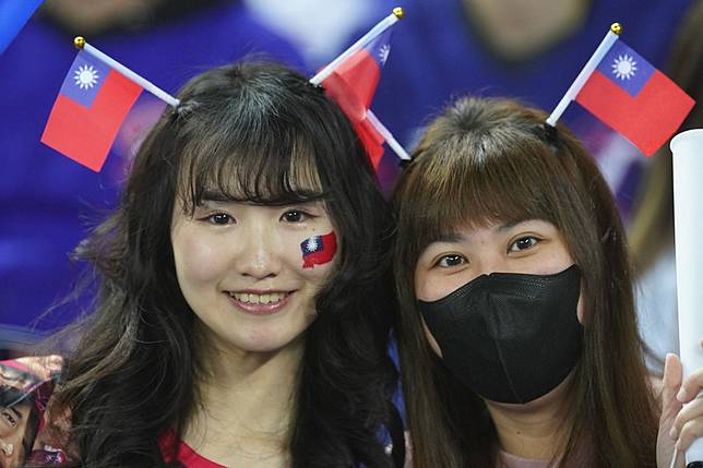 經典賽預賽開打 民眾頭戴小國旗為台灣應援(圖) | 中央通訊社 | LINE TODAY