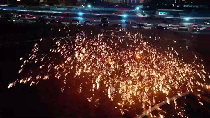 Molten iron fireworks in China's Jiangxi | XINHUA | LINE TODAY