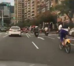 Ubike少年狂飆承德路 老外開車嚇傻 | NOWnews 今日新聞 | LINE TODAY