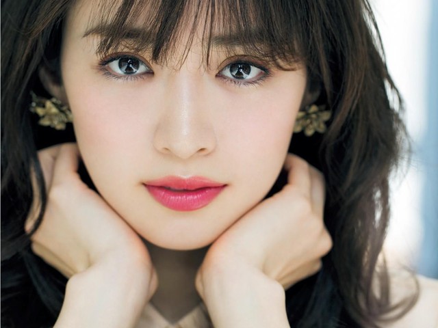 黄み肌＆青み肌に似合う赤リップ4選（MAQUIAメイク）