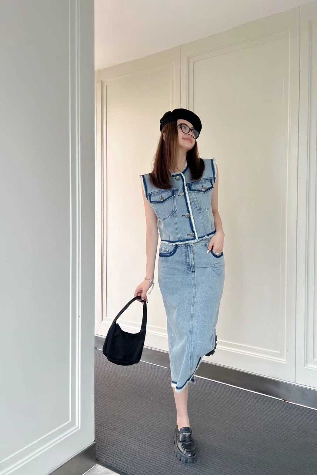 Set เสื้อยีนแขนกุด + กระโปรงยาวทรงสอบด้านหลังลายชื่อแบรนด์ PRADA | LINE SHOPPING