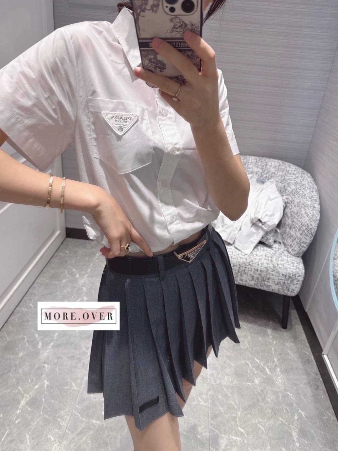 เสื้อเชิตสีขาวแขนสั้นแต่งโลโก้แบรนด์ PRADA | LINE SHOPPING