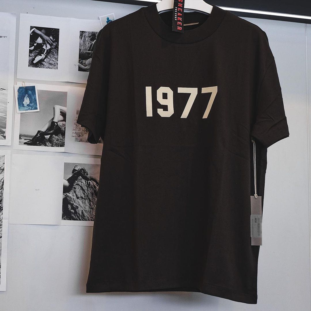 Fear Of God Essentials 1977 Tee Iron 🩶 | LINE SHOPPING