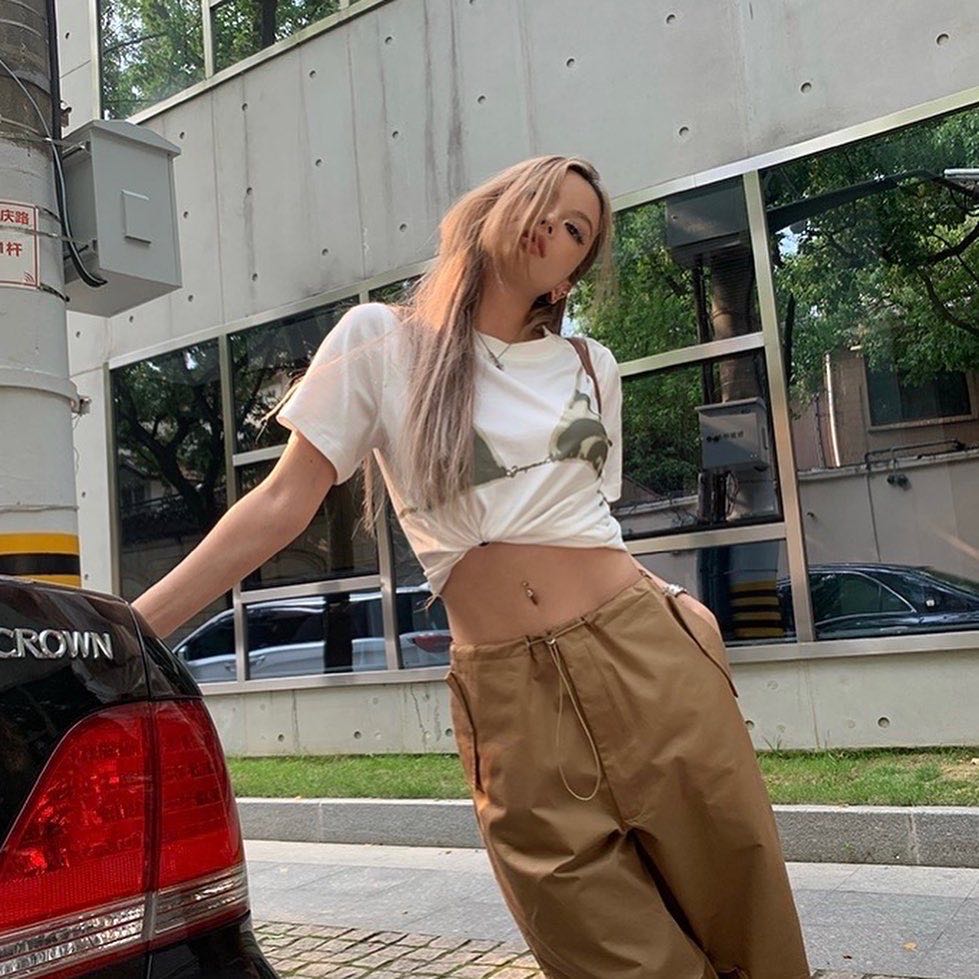 JACQ TEE🤍🖤390฿ เสื้อยืดแขนสั้น ดีเทลสกรีนลาย bikini งานสวยเก๋มากก ผ้า ...