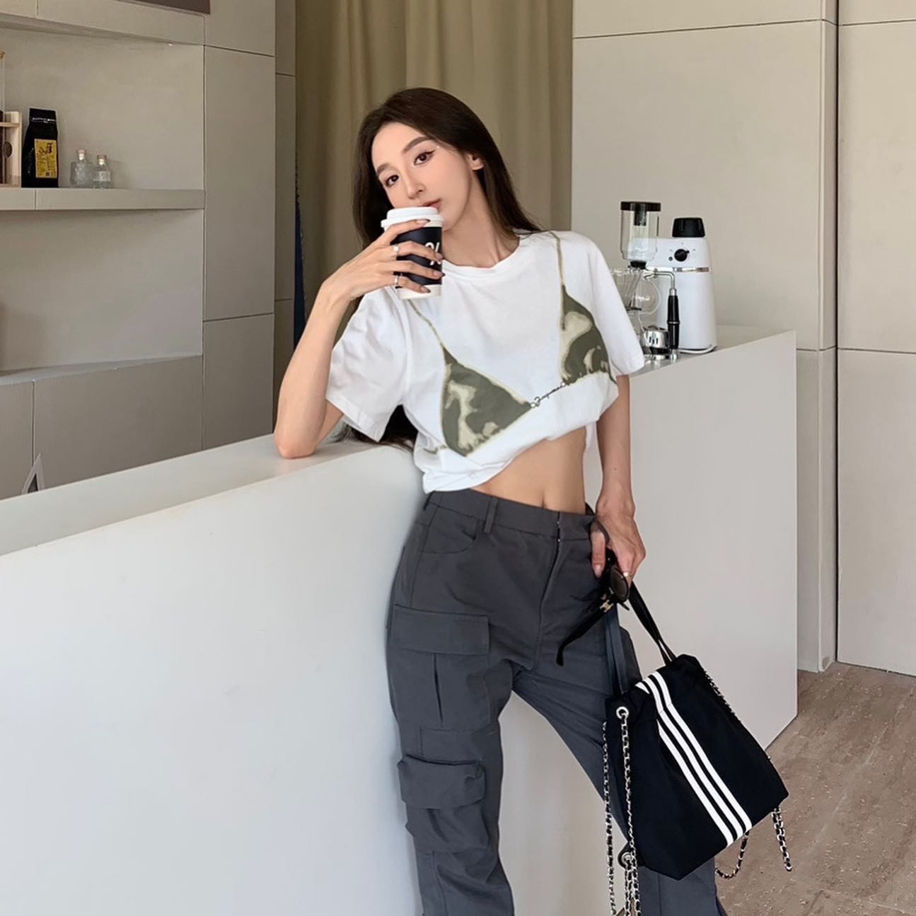 JACQ TEE🤍🖤390฿ เสื้อยืดแขนสั้น ดีเทลสกรีนลาย bikini งานสวยเก๋มากก ผ้า ...