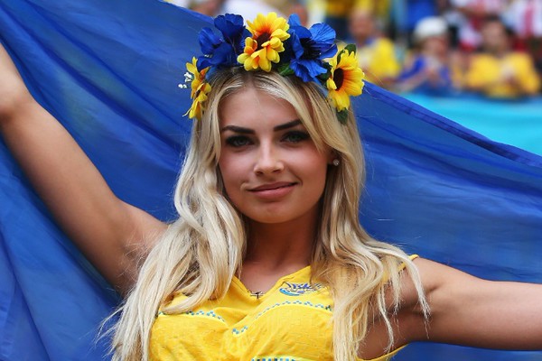 美人すぎるレポーター、シティ選手に豪快キスされる！問題シーンがこれ（Qoly）