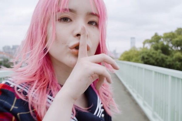 Gacharic Spinの新曲「MindSet」MV公開、バンドロゴをボディペイントしたジャケットも（音楽ナタリー）