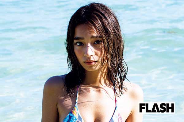 遠山茜子「2019年は沖縄で！モグラ女子会」（SmartFLASH）