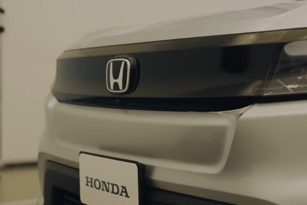 ホンダの新型電動SUV「プロローグ」が公式動画に映り込む！外観をチラ見せ（MOBY（モビー））