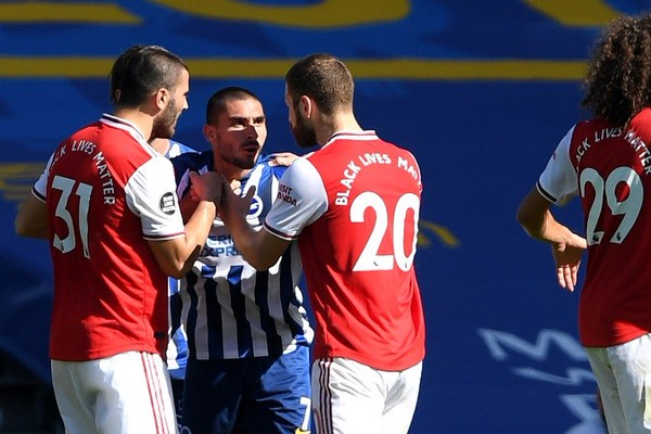 アーセナルMF、遺恨選手にやった「ガチの首絞め」がこれ（Qoly）