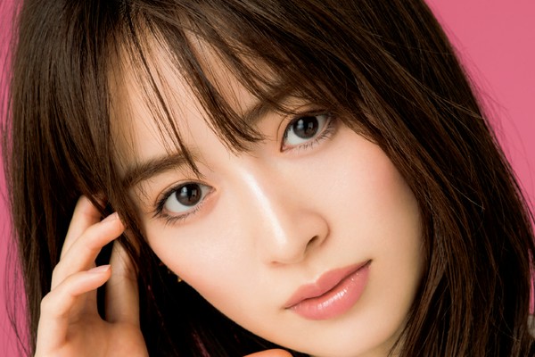 泉 里香さんがTRY！ 捨て色なしの万能パレットでつくるナチュラルメイク（MAQUIAメイク）