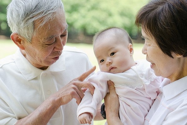 孫が生まれて人が変わった？！じいじ＆ばあばの孫溺愛エピソード（ベビーカレンダー）