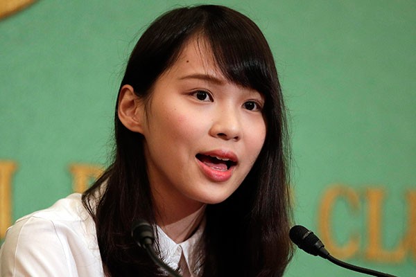 欅坂46を聴いてデモに…香港「民主の女神」は美人女子大生（SmartFLASH）