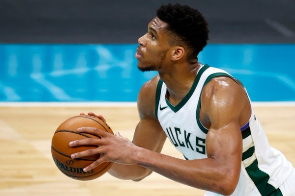 身長2メートル10センチ！NBAアデトクンボの「サッカースキル」がこちら（Qoly）