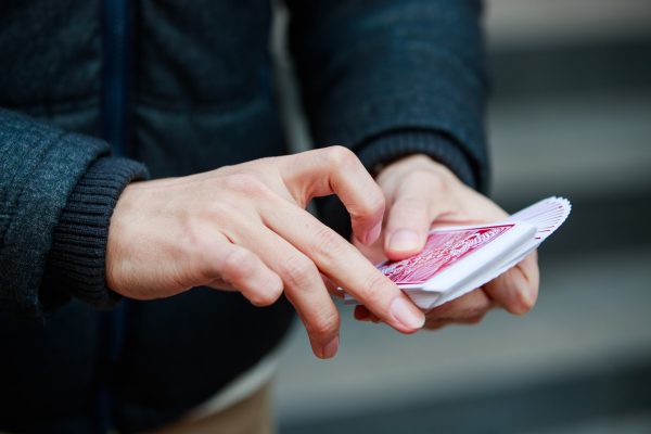 手に腕に浮き出る筋がいい…手技がエモい、プロの男たちの秘密 動画あり！マジシャン編（ananweb）