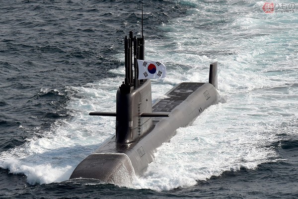 韓国初のオリジナル潜水艦「トサンアンチャンホ」就役 SLBMも発射可能（乗りものニュース）