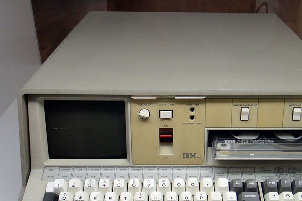 業界に多大な影響を与えた現存メーカー パソコンの元祖IBM 5100が誕生（アスキー）