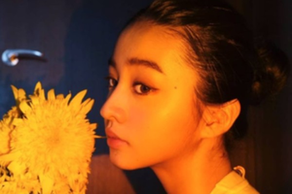 Koki、ジャケット下の生脚に衝撃！チラリ&隠し技にドキッ（歌詞/音楽情報 UtaTen）