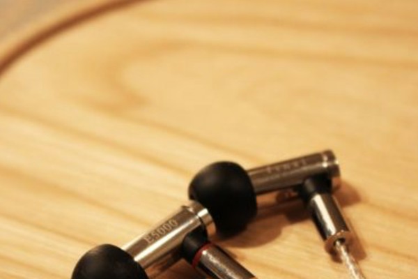 高級感抜群。finalのステンレス筐体イヤフォン「E5000」速攻視聴レビュー（アスキー）