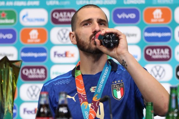 EURO優勝のイタリア代表ボヌッチ、コーラとハイネケンを飲みまくる！（Qoly）